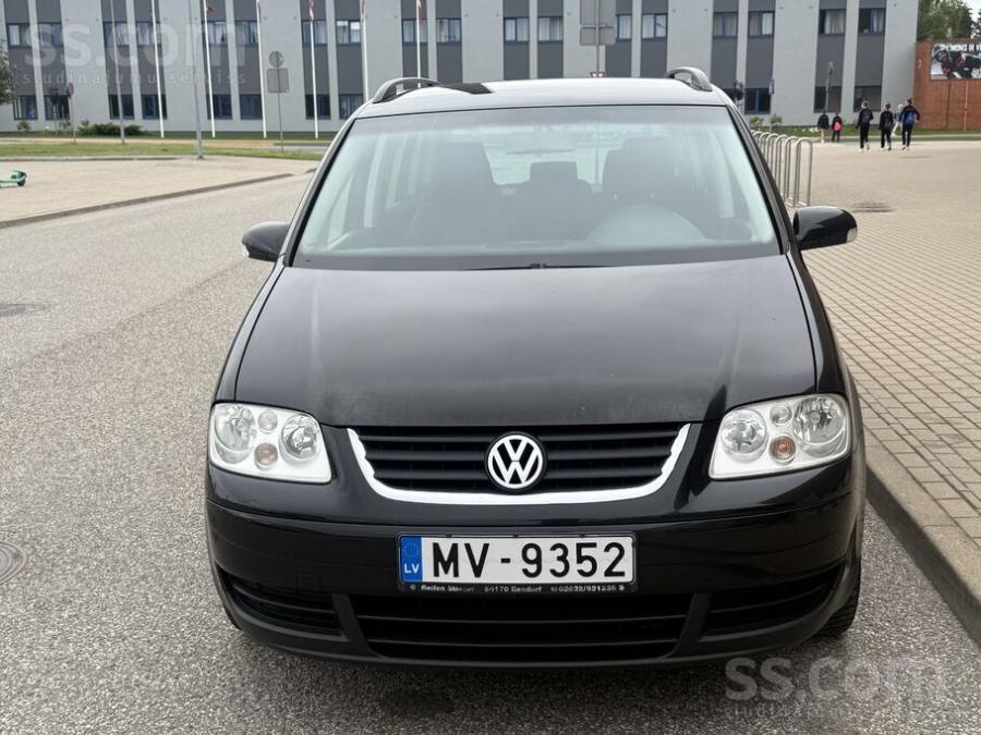 Black Volkswagen Touran 2005 in Valmiera, with an engine capacity of 1.90 L and mileage of 285 thousand km for 1190 €, photo 3 on AUTOMOTO.COM.LV