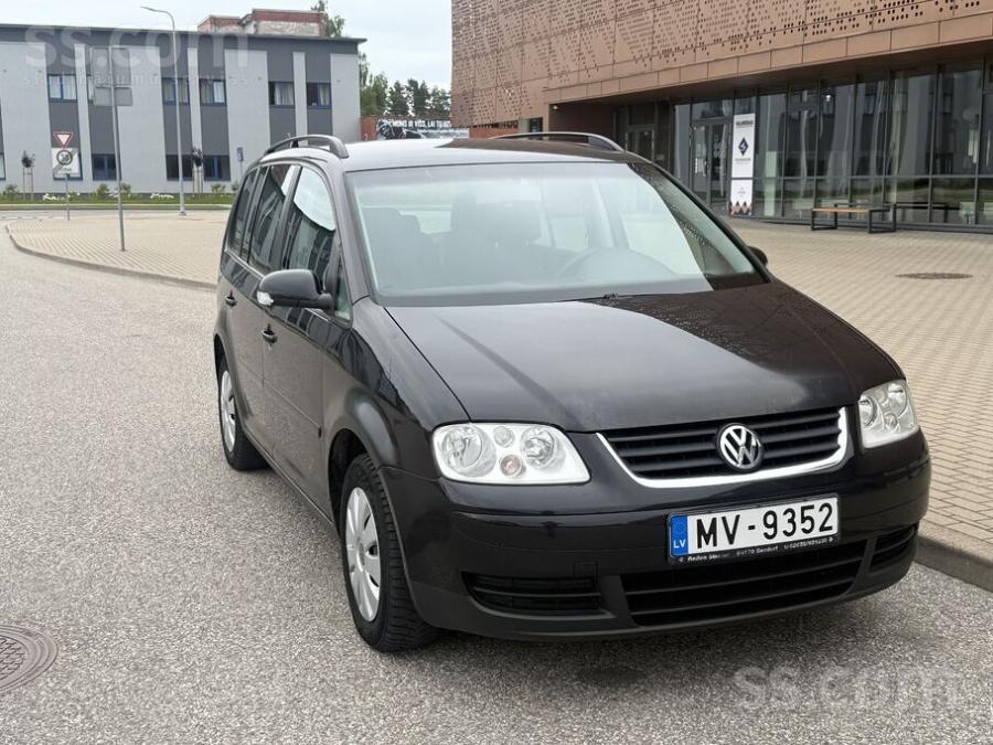 Black Volkswagen Touran 2005 in Valmiera, with an engine capacity of 1.90 L and mileage of 285 thousand km for 1190 €, photo 4 on AUTOMOTO.COM.LV