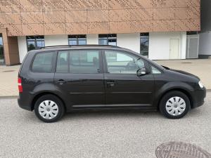 Black Volkswagen Touran 2005 in Valmiera, with an engine capacity of 1.90 L and mileage of 285 thousand km for 1190 €, photo 5 on AUTOMOTO.COM.LV