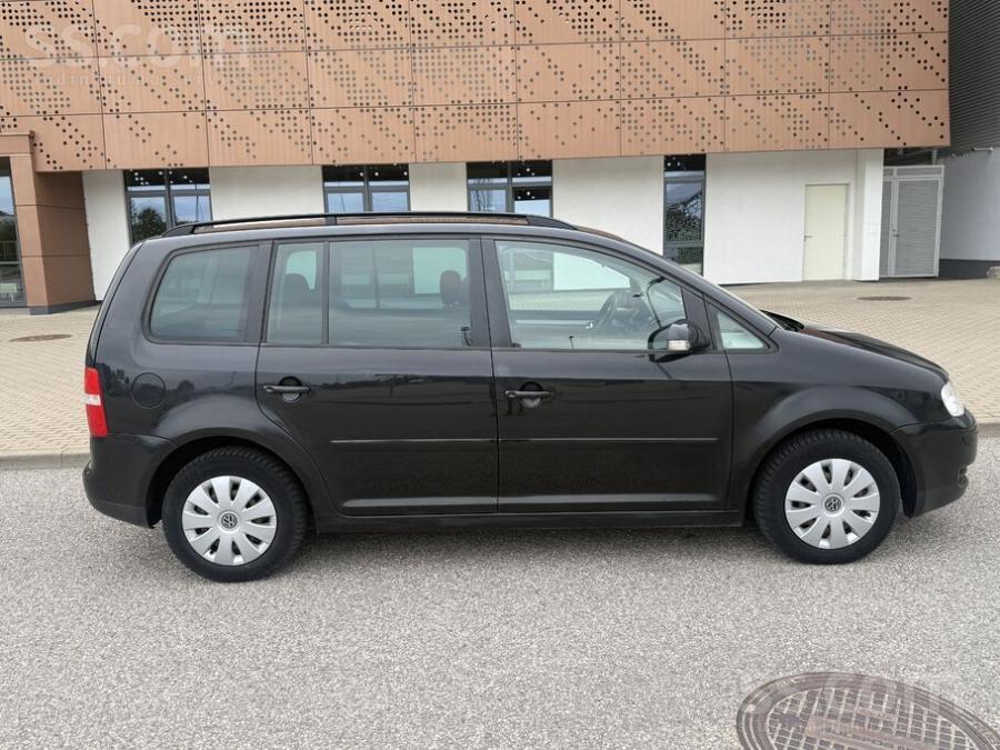 Black Volkswagen Touran 2005 in Valmiera, with an engine capacity of 1.90 L and mileage of 285 thousand km for 1190 €, photo 5 on AUTOMOTO.COM.LV