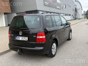 Black Volkswagen Touran 2005 in Valmiera, with an engine capacity of 1.90 L and mileage of 285 thousand km for 1190 €, photo 6 on AUTOMOTO.COM.LV