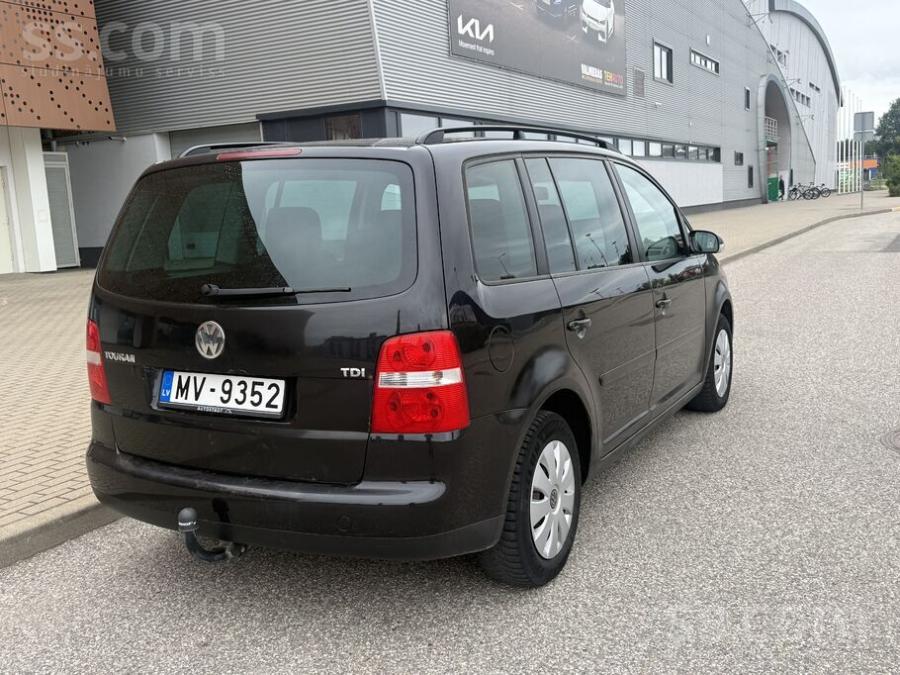 Black Volkswagen Touran 2005 in Valmiera, with an engine capacity of 1.90 L and mileage of 285 thousand km for 1190 €, photo 6 on AUTOMOTO.COM.LV