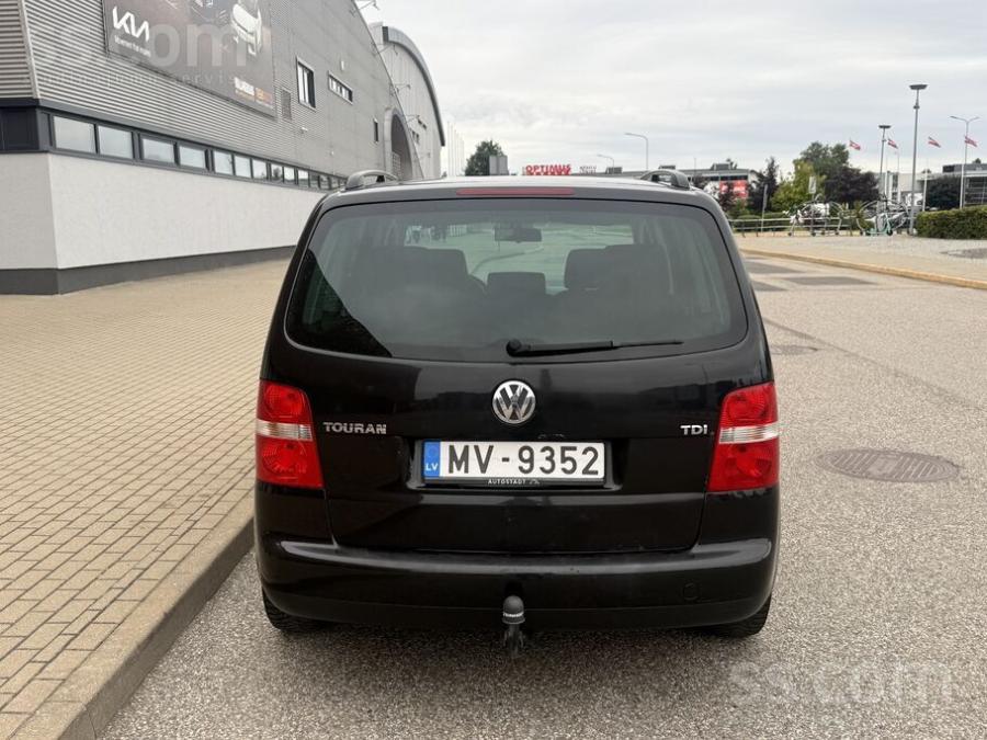 Black Volkswagen Touran 2005 in Valmiera, with an engine capacity of 1.90 L and mileage of 285 thousand km for 1190 €, photo 7 on AUTOMOTO.COM.LV