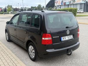Black Volkswagen Touran 2005 in Valmiera, with an engine capacity of 1.90 L and mileage of 285 thousand km for 1190 €, photo 8 on AUTOMOTO.COM.LV