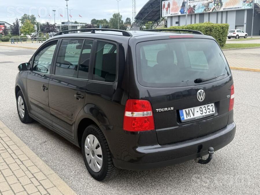 Black Volkswagen Touran 2005 in Valmiera, with an engine capacity of 1.90 L and mileage of 285 thousand km for 1190 €, photo 8 on AUTOMOTO.COM.LV