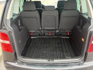 Black Volkswagen Touran 2005 in Valmiera, with an engine capacity of 1.90 L and mileage of 285 thousand km for 1190 €, photo 9 on AUTOMOTO.COM.LV