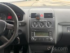 Black Volkswagen Touran 2005 in Valmiera, with an engine capacity of 1.90 L and mileage of 285 thousand km for 1190 €, photo 12 on AUTOMOTO.COM.LV