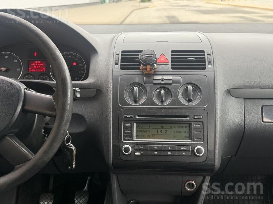 Black Volkswagen Touran 2005 in Valmiera, with an engine capacity of 1.90 L and mileage of 285 thousand km for 1190 €, photo 12 on AUTOMOTO.COM.LV