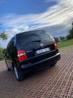 Black Volkswagen Touran 2005 in Kaunas, with an engine capacity of 1.90 L and mileage of 400 thousand km for 1449 €, photo 4 on AUTOMOTO.COM.LV