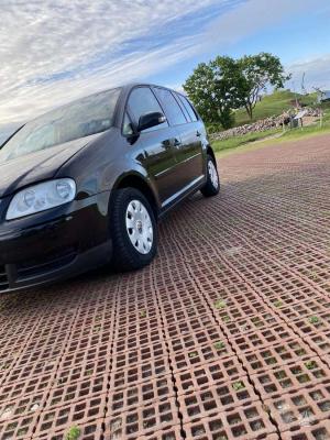 Black Volkswagen Touran 2005 in Kaunas, with an engine capacity of 1.90 L and mileage of 400 thousand km for 1449 €, photo 5 on AUTOMOTO.COM.LV