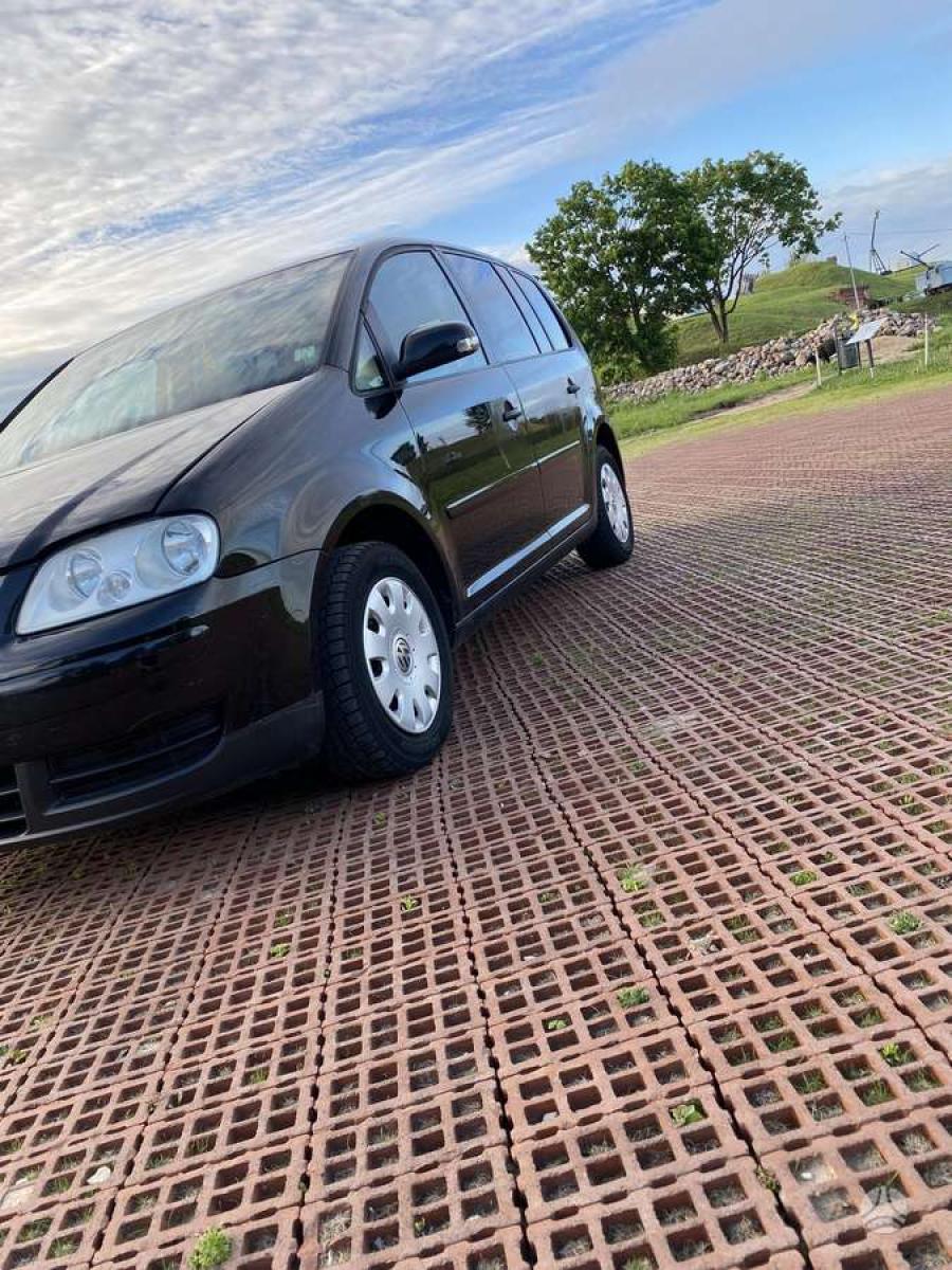 Black Volkswagen Touran 2005 in Kaunas, with an engine capacity of 1.90 L and mileage of 400 thousand km for 1449 €, photo 5 on AUTOMOTO.COM.LV