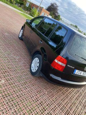 Black Volkswagen Touran 2005 in Kaunas, with an engine capacity of 1.90 L and mileage of 400 thousand km for 1449 €, photo 6 on AUTOMOTO.COM.LV