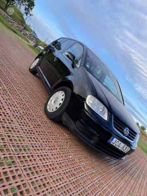 Black Volkswagen Touran 2005 in Kaunas, with an engine capacity of 1.90 L and mileage of 400 thousand km for 1449 €, photo 7 on AUTOMOTO.COM.LV