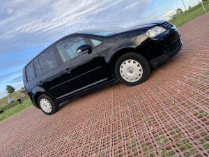 Black Volkswagen Touran 2005 in Kaunas, with an engine capacity of 1.90 L and mileage of 400 thousand km for 1449 €, photo 8 on AUTOMOTO.COM.LV