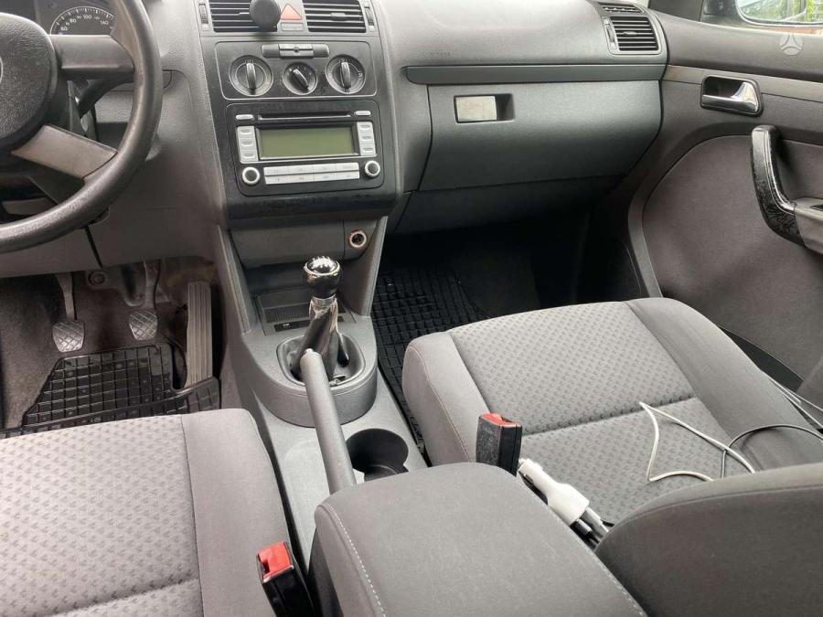 Black Volkswagen Touran 2005 in Kaunas, with an engine capacity of 1.90 L and mileage of 400 thousand km for 1449 €, photo 10 on AUTOMOTO.COM.LV
