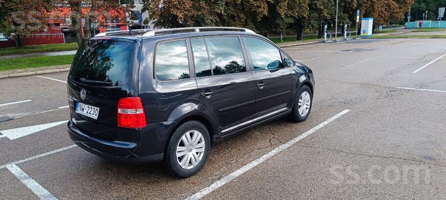 Black Volkswagen Touran 2005 in Riga, with an engine capacity of 2.00 L and mileage of 259 thousand km for 2150 €, photo 4 on AUTOMOTO.COM.LV