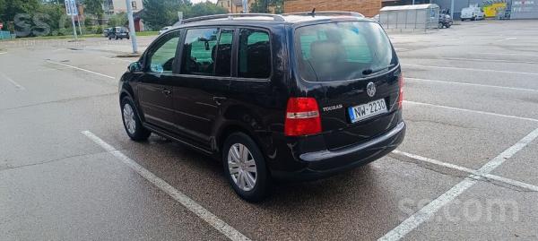 Melns Volkswagen Touran 2005 Rīga, ar dzinēja tilpumu 2.00 L un nobraukumu 259 tūkst. km par 2150 €, foto 5 vietnē AUTOMOTO.COM.LV