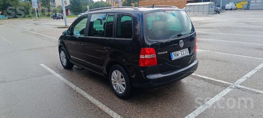 Black Volkswagen Touran 2005 in Riga, with an engine capacity of 2.00 L and mileage of 259 thousand km for 2150 €, photo 5 on AUTOMOTO.COM.LV