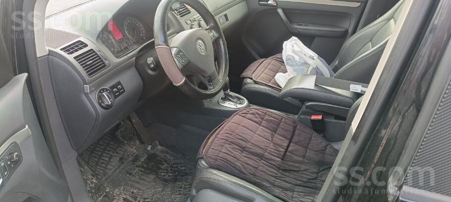 Black Volkswagen Touran 2005 in Riga, with an engine capacity of 2.00 L and mileage of 259 thousand km for 2150 €, photo 7 on AUTOMOTO.COM.LV