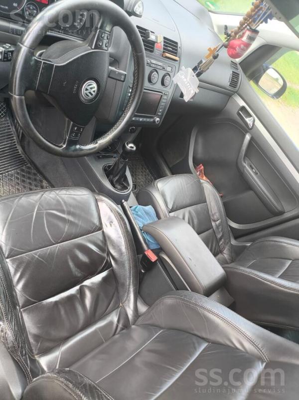 Черный Фольксваген Туран 2005 в Балви, объемом двигателя 2.00 л и пробегом 328 тыс. км за 2600 €, фото 5 на AUTOMOTO.COM.LV