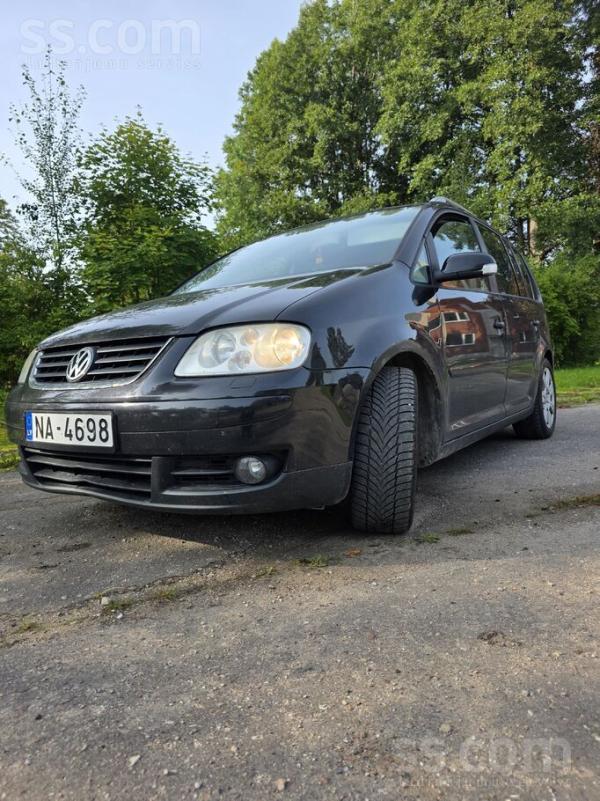 Black Volkswagen Touran 2005 in Jurmala, with an engine capacity of 2.00 L and mileage of 364 thousand km for 2100 €, photo 1 on AUTOMOTO.COM.LV