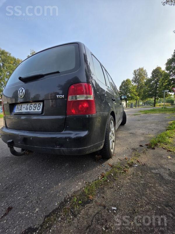 Black Volkswagen Touran 2005 in Jurmala, with an engine capacity of 2.00 L and mileage of 364 thousand km for 2100 €, photo 5 on AUTOMOTO.COM.LV