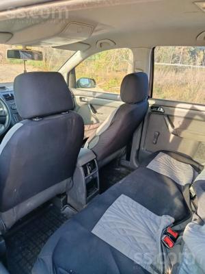 Black Volkswagen Touran 2005 in Daugavpils, with an engine capacity of 1.90 L and mileage of 347 thousand km for 650 €, photo 8 on AUTOMOTO.COM.LV
