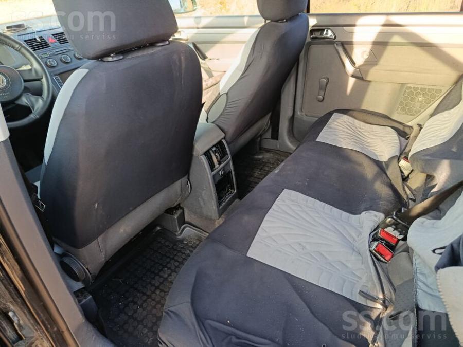 Black Volkswagen Touran 2005 in Daugavpils, with an engine capacity of 1.90 L and mileage of 347 thousand km for 650 €, photo 10 on AUTOMOTO.COM.LV