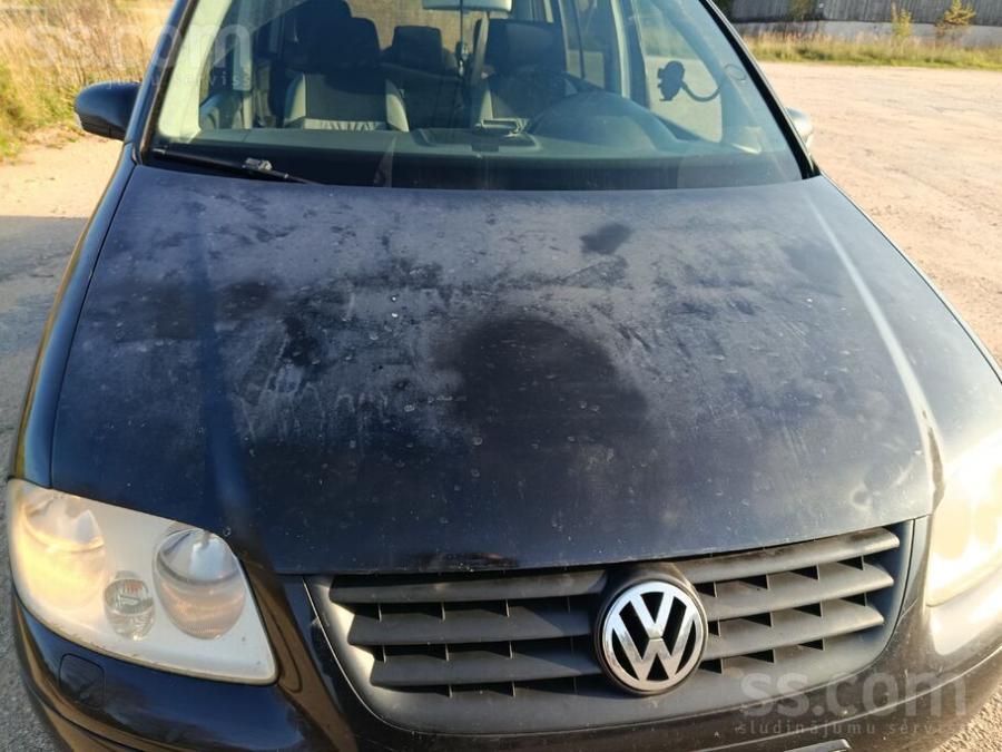 Black Volkswagen Touran 2005 in Daugavpils, with an engine capacity of 1.90 L and mileage of 347 thousand km for 650 €, photo 14 on AUTOMOTO.COM.LV
