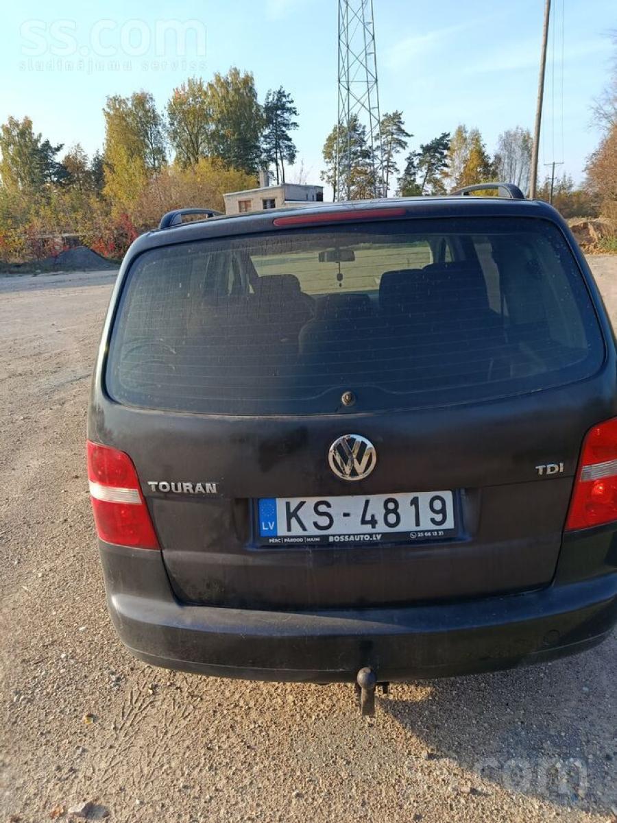 Black Volkswagen Touran 2005 in Daugavpils, with an engine capacity of 1.90 L and mileage of 347 thousand km for 650 €, photo 17 on AUTOMOTO.COM.LV