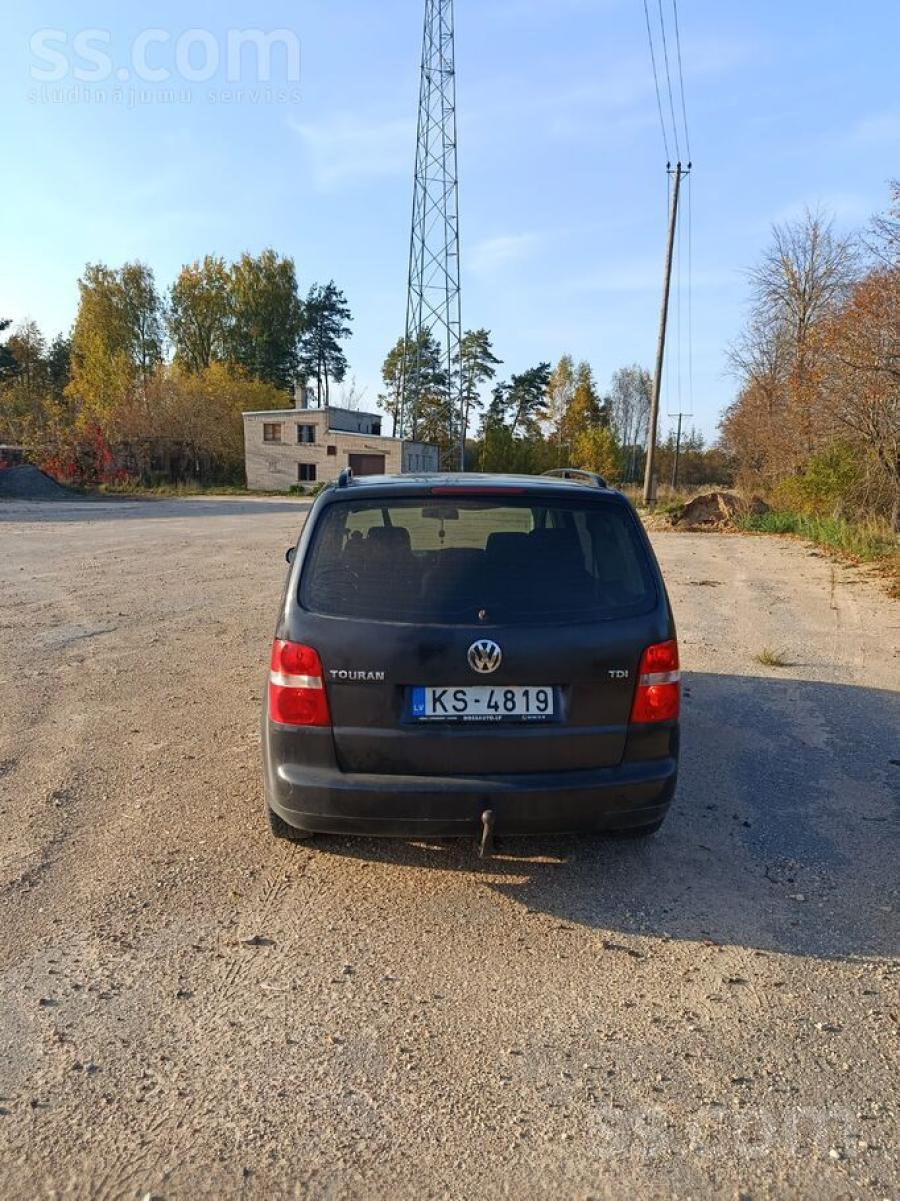 Black Volkswagen Touran 2005 in Daugavpils, with an engine capacity of 1.90 L and mileage of 347 thousand km for 650 €, photo 18 on AUTOMOTO.COM.LV