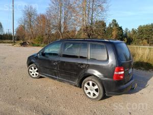 Black Volkswagen Touran 2005 in Daugavpils, with an engine capacity of 1.90 L and mileage of 347 thousand km for 650 €, photo 19 on AUTOMOTO.COM.LV