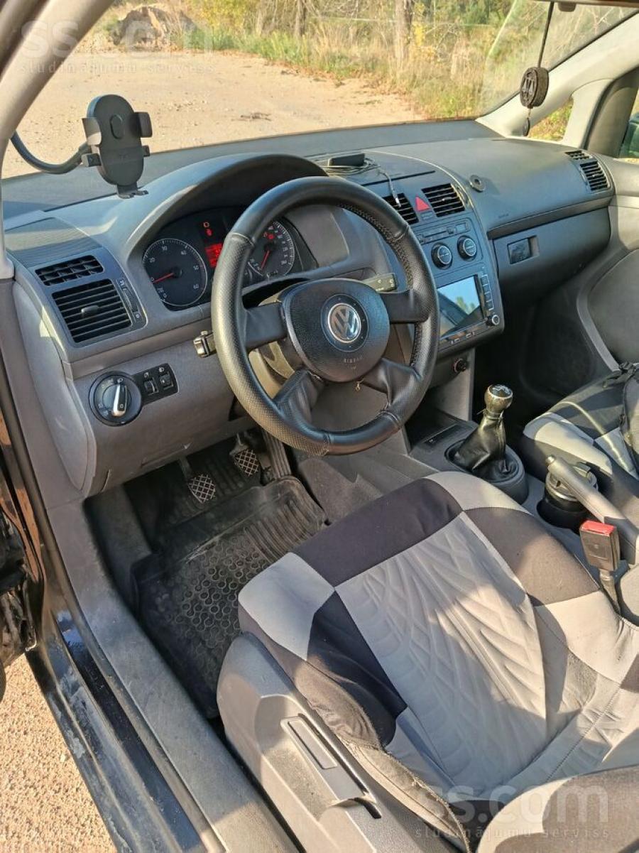 Black Volkswagen Touran 2005 in Daugavpils, with an engine capacity of 1.90 L and mileage of 347 thousand km for 650 €, photo 20 on AUTOMOTO.COM.LV