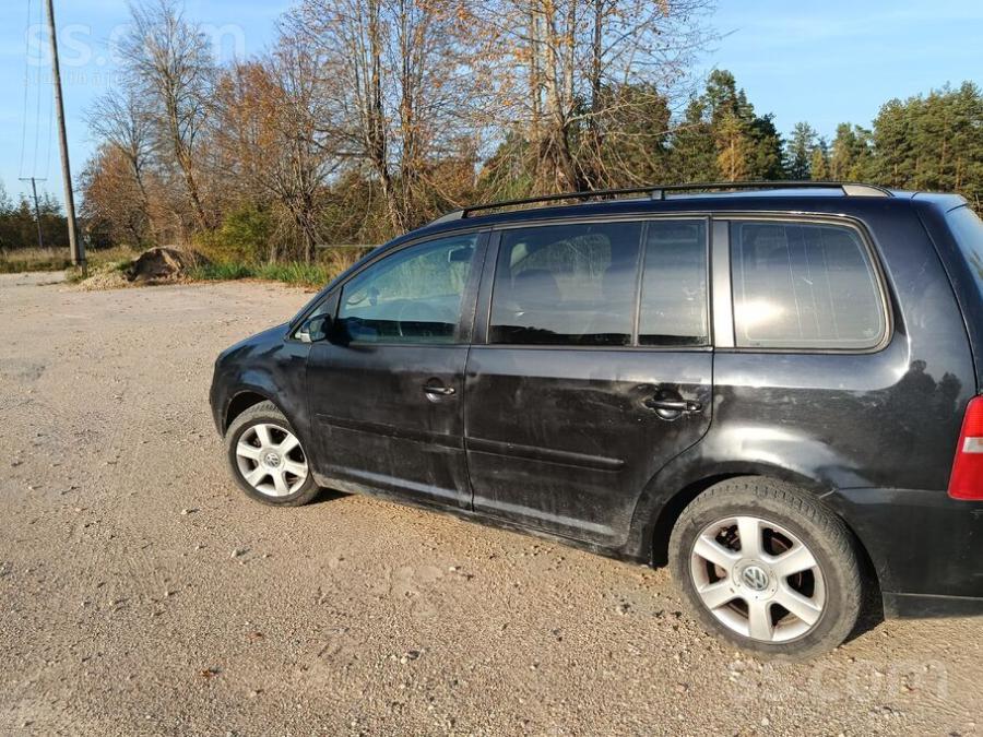 Black Volkswagen Touran 2005 in Daugavpils, with an engine capacity of 1.90 L and mileage of 347 thousand km for 650 €, photo 21 on AUTOMOTO.COM.LV