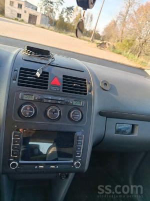 Black Volkswagen Touran 2005 in Daugavpils, with an engine capacity of 1.90 L and mileage of 347 thousand km for 650 €, photo 22 on AUTOMOTO.COM.LV