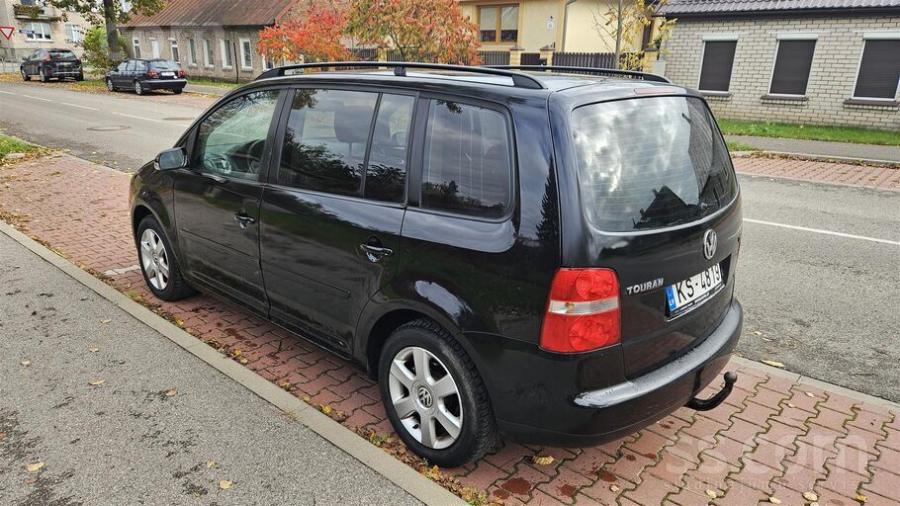 Melns Volkswagen Touran 2005 Daugavpils, ar dzinēja tilpumu 1.90 L un nobraukumu 348 tūkst. km par 1400 €, foto 5 vietnē AUTOMOTO.COM.LV