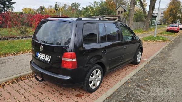 Volkswagen Touran 2005 Daugavpils vietnē Melns Volkswagen Touran 2005 Daugavpils, ar dzinēja tilpumu 1.90 L un nobraukumu 348 tūkst. km par 1400 €, foto 6 vietnē AUTOMOTO.COM.LV