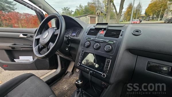 Volkswagen Touran 2005 Daugavpils vietnē Melns Volkswagen Touran 2005 Daugavpils, ar dzinēja tilpumu 1.90 L un nobraukumu 348 tūkst. km par 1400 €, foto 11 vietnē AUTOMOTO.COM.LV