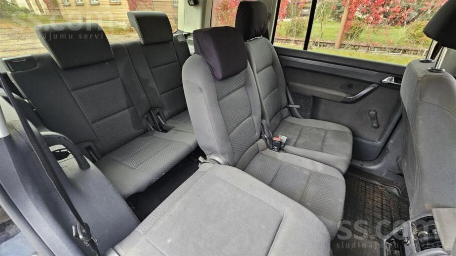 Melns Volkswagen Touran 2005 Daugavpils, ar dzinēja tilpumu 1.90 L un nobraukumu 348 tūkst. km par 1400 €, foto 13 vietnē AUTOMOTO.COM.LV