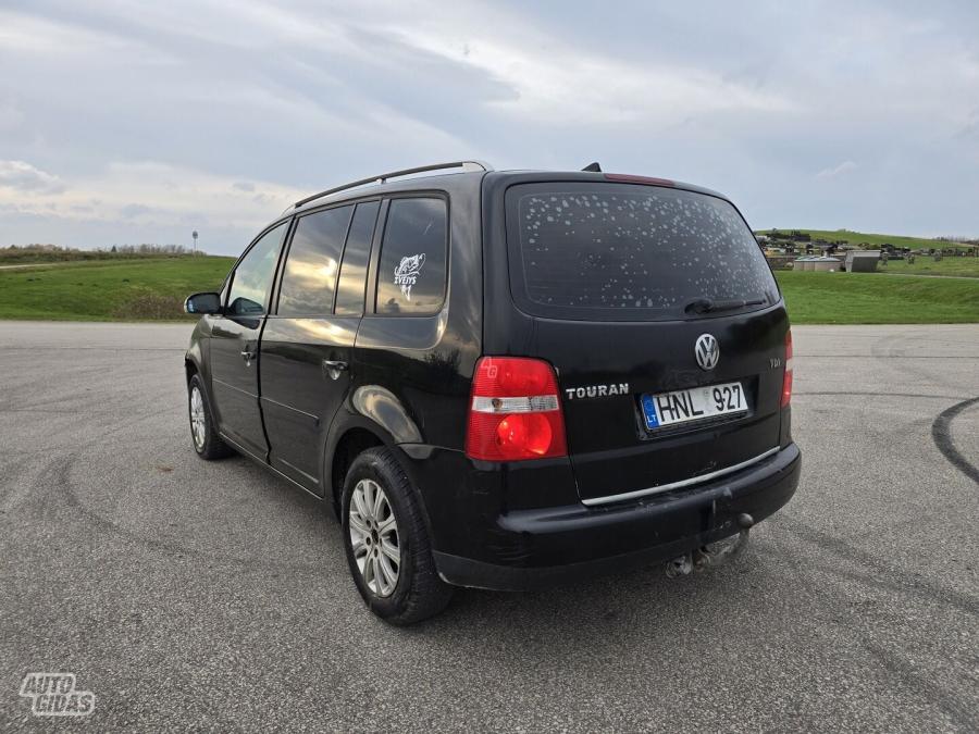 Melns Volkswagen Touran 2005 Plungė, ar dzinēja tilpumu 1.90 L un nobraukumu 308 tūkst. km par 700 €, foto 4 vietnē AUTOMOTO.COM.LV