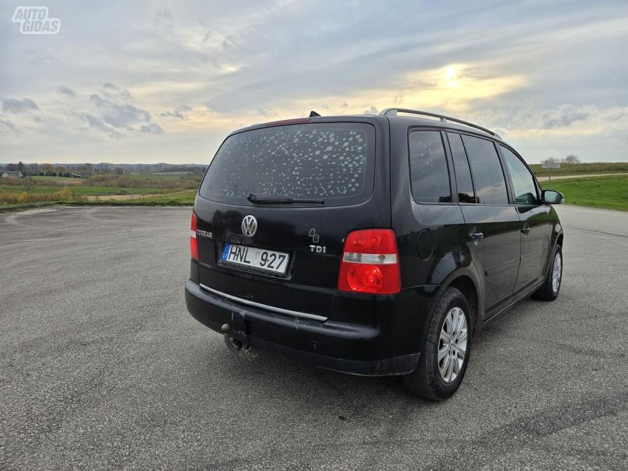 Melns Volkswagen Touran 2005 Plungė, ar dzinēja tilpumu 1.90 L un nobraukumu 308 tūkst. km par 700 €, foto 5 vietnē AUTOMOTO.COM.LV