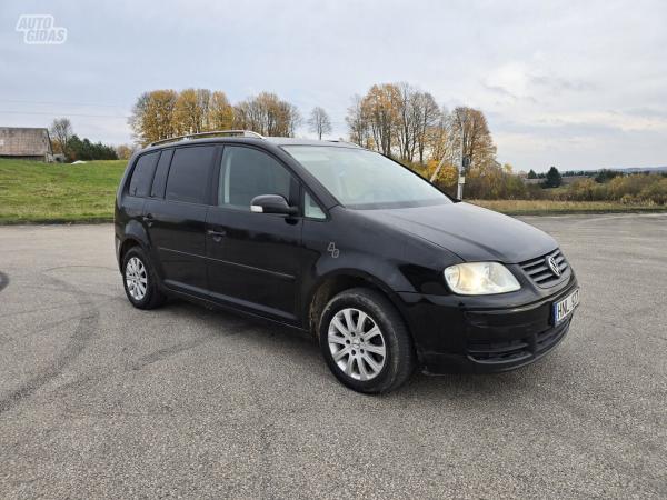 Volkswagen Touran 2005 Plungė vietnē Melns Volkswagen Touran 2005 Plungė, ar dzinēja tilpumu 1.90 L un nobraukumu 308 tūkst. km par 700 €, foto 7 vietnē AUTOMOTO.COM.LV