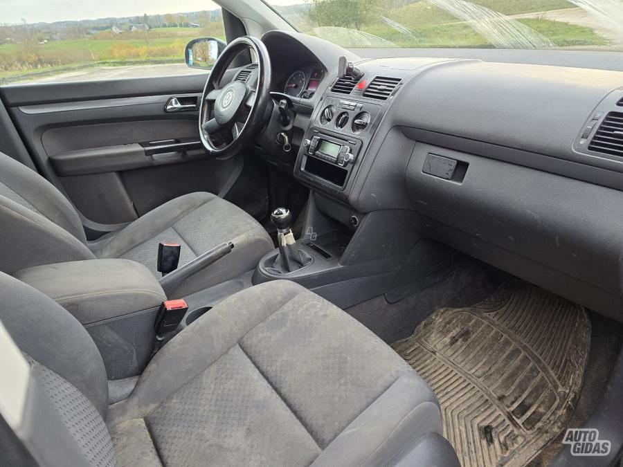 Melns Volkswagen Touran 2005 Plungė, ar dzinēja tilpumu 1.90 L un nobraukumu 308 tūkst. km par 700 €, foto 8 vietnē AUTOMOTO.COM.LV