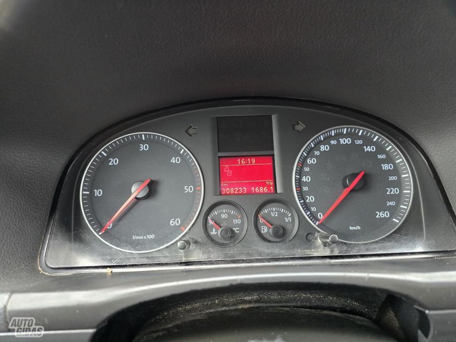 Melns Volkswagen Touran 2005 Plungė, ar dzinēja tilpumu 1.90 L un nobraukumu 308 tūkst. km par 700 €, foto 13 vietnē AUTOMOTO.COM.LV