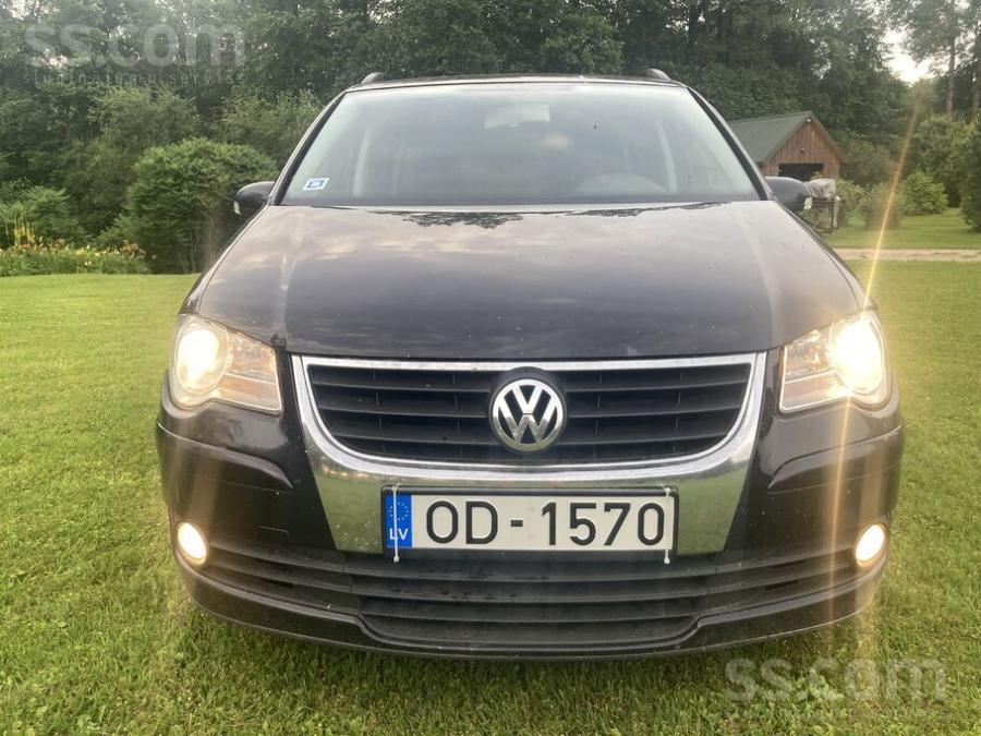 Black Volkswagen Touran 2006 in Ogre, with an engine capacity of 1.90 L and mileage of 350 thousand km for 1300 €, photo 1 on AUTOMOTO.COM.LV