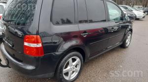 Black Volkswagen Touran 2006 in Riga, with an engine capacity of 1.90 L and mileage of 228 thousand km for 4100 €, photo 9 on AUTOMOTO.COM.LV
