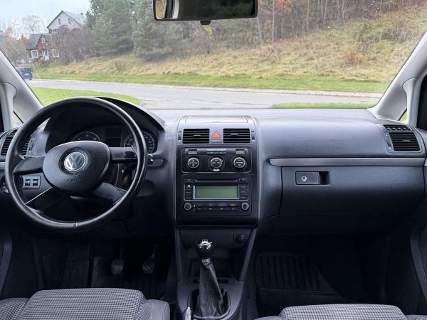 Melns Volkswagen Touran 2006 Viļņa, ar dzinēja tilpumu 1.90 L un nobraukumu 289 tūkst. km par 2000 €, foto 8 vietnē AUTOMOTO.COM.LV