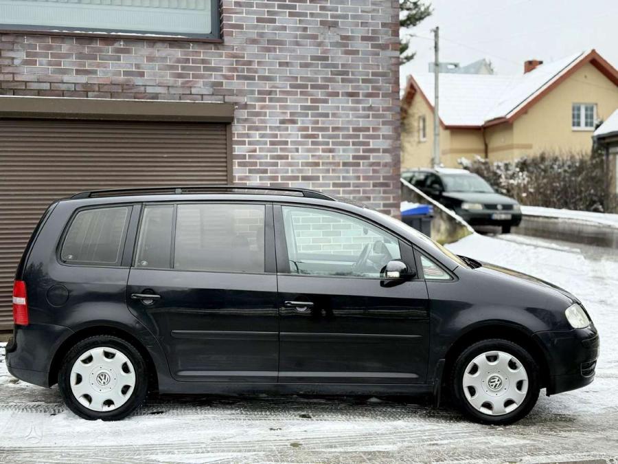 Melns Volkswagen Touran 2006 Viļņa, ar dzinēja tilpumu 1.90 L un nobraukumu 289 tūkst. km par 2500 €, foto 4 vietnē AUTOMOTO.COM.LV