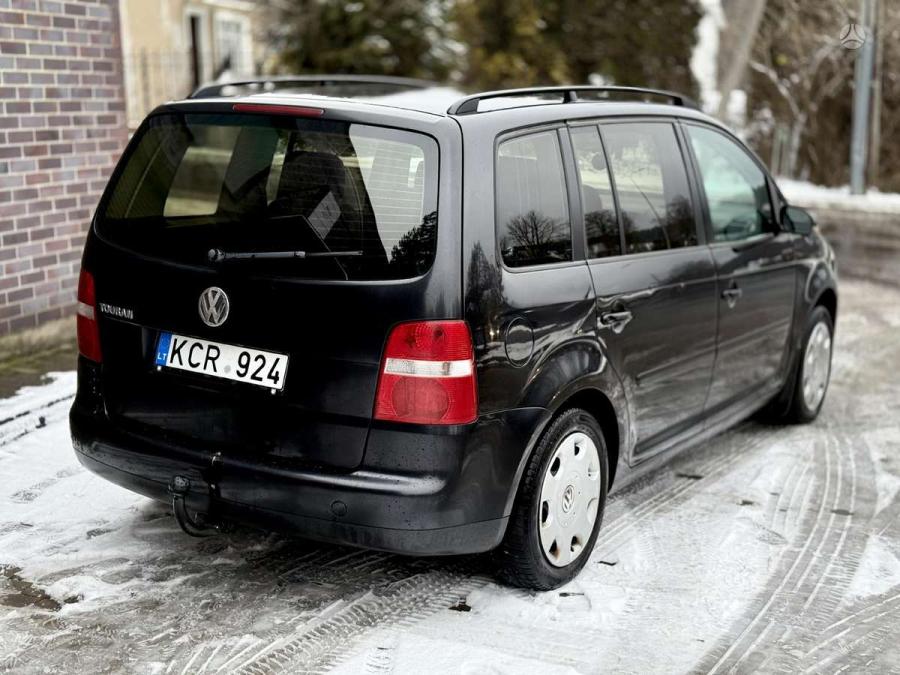 Melns Volkswagen Touran 2006 Viļņa, ar dzinēja tilpumu 1.90 L un nobraukumu 289 tūkst. km par 2500 €, foto 5 vietnē AUTOMOTO.COM.LV