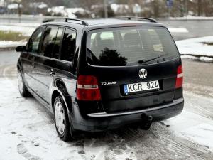 Melns Volkswagen Touran 2006 Viļņa, ar dzinēja tilpumu 1.90 L un nobraukumu 289 tūkst. km par 2500 €, foto 6 vietnē AUTOMOTO.COM.LV